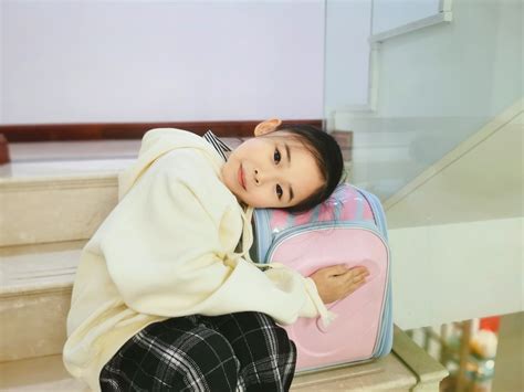 Ubot全开口悬浮书包，调节护脊，科学减负 书包是儿童上学必备学习用具之一，一款好的书包不仅能够减轻宝贝肩膀承重压力，也能更好地养成宝贝