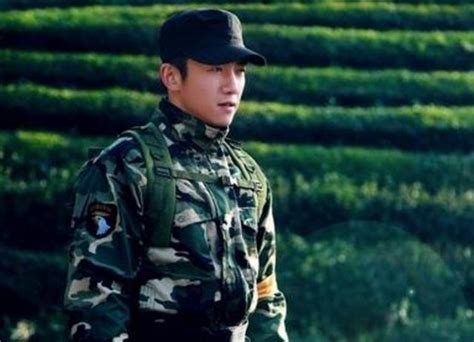 盤點娛樂圈男明星的軍裝照集合，誰穿軍裝最帥？ 每日頭條