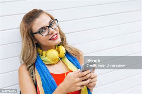 스마트 휴대 전화를 사용 하 여 야외에서 아름 다운 금발 여자 거리에 대한 스톡 사진 및 기타 이미지 거리 금발 머리