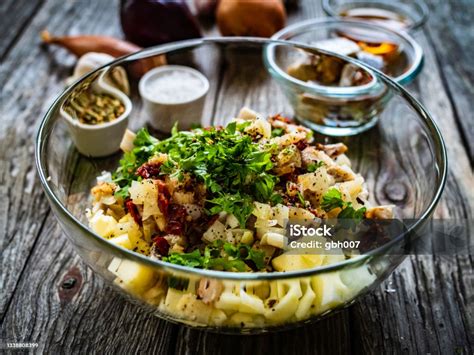 삶은 감자 양파 파슬리 사과와 함께 크림 소스에 절인 청어 필렛 샐러드를 나무 테이블에 준비 0명에 대한 스톡 사진 및 기타 이미지 Istock