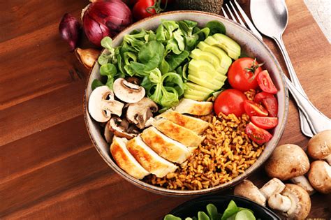 퀴노아 토마토 닭고기 아보카도 혼합 채소 양상추와 건강한 샐러드 그릇 음식 및 건강 그릇 고기에 대한 스톡 사진 및 기타 이미지