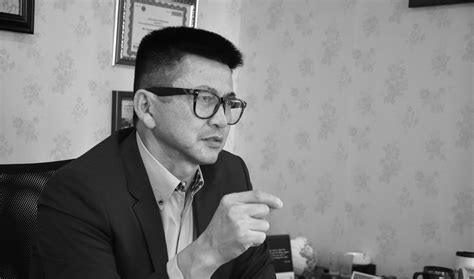 Би хэрхэн ажилладаг вэ Эдийн засагч нийтлэлч телевизийн хөтлөгч