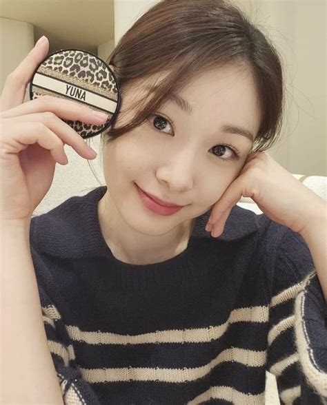 김연아 결혼 후 첫 명절에 뭐하나 봤더니 화장품 들고 열일 중