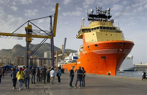 数千难民涌入西西里岛 镜头记录救助难民全过程 高清组图 国际在线