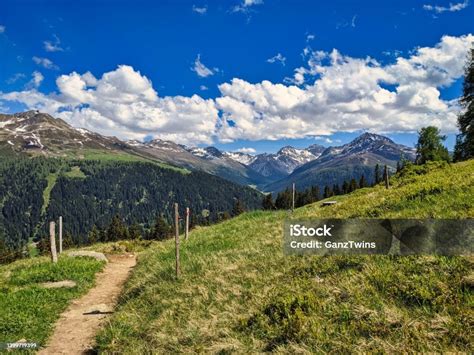 산속의 하이킹 트레일 스위스의 알프스를 통과하는 아름다운 길 고품질 사진 다보스 클로스터스 스위스 0명에 대한 스톡 사진 및 기타 이미지 Istock