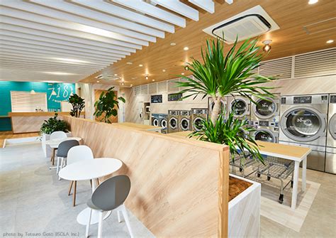Wash Base 718 コインランドリー＆カフェ 西海岸をイメージしたコインランドリー併設カフェ、wash Base 718。晴れ