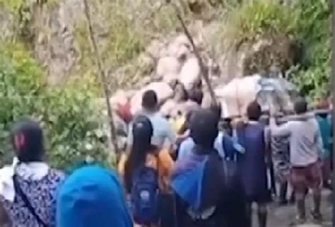 Grupong May Dalang Kabaong Muntik Nang Matabunan Ng Lupa Sa Davao City