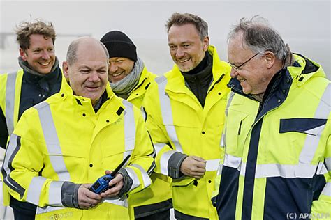 Scholz Eröffnet Erstes Flüssigerdgas Terminal Deutschlands New Business