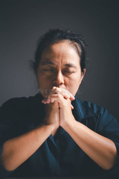 La Mujer Levanta Su Mano En Oración Con Profunda Fe En Que Dios Adore a
