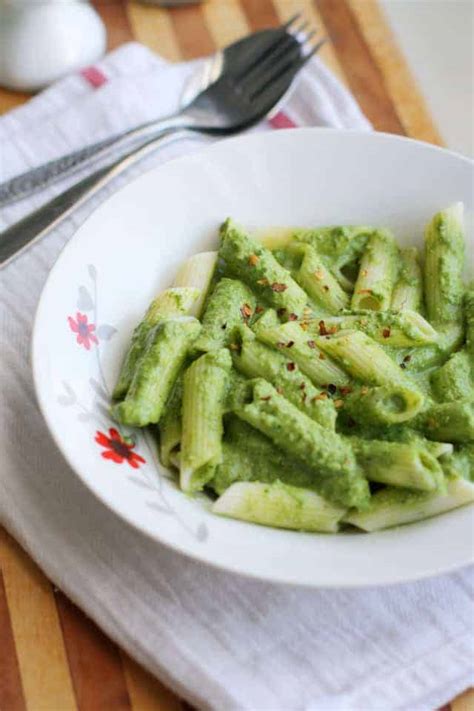 Creamy Spinach Walnut Pesto Sauce The Pretty Bee