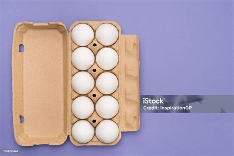 상단 오버 헤드 클로즈업 카피 스페이스와 10 개의 흰색 계란 고립 보라색 색상 배경판 판지 컨테이너의 사진 0명에 대한 스톡
