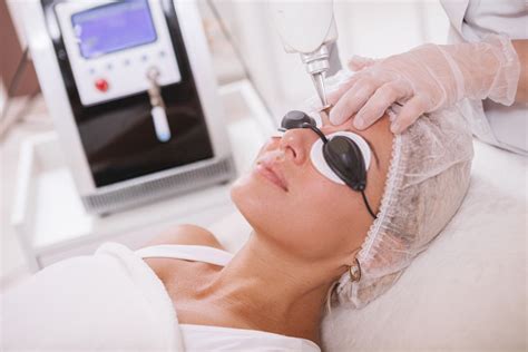 Conheça os tipos de lasers para remoção de tatuagens