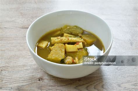 삶은 매운 고등어 생선 고기와 야채 카레 수프 태국 남부 스타일의 음식과 함께 뒤틀림 가지 채소에 대한 스톡 사진 및 기타 이미지 가지 채소 건강한 식생활 고등어류