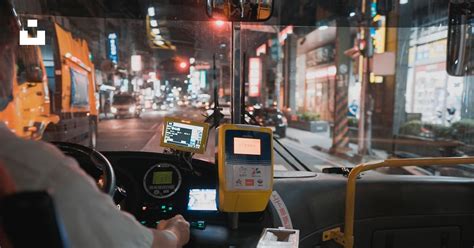 검은 색과 노란색 디지털 장치를 들고있는 사람 사진 Unsplash의 무료 타이페이 이미지