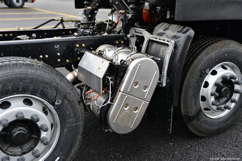 【图】东风新疆 畅行d7v 320马力 6x2 7 7米仓栅式载货车 高顶双卧 国六 Dfv5257ccygp6d 实拍图片
