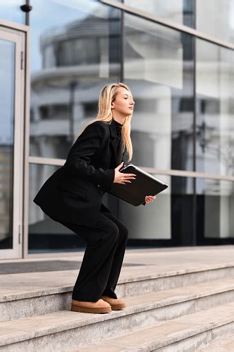 외부 계단에 앉아 노트북으로 이메일을 확인하기 위해 커피 브레이크를 사용하는 사업가 건물 외관에 대한 스톡 사진 및 기타 이미지 건물 외관 건축물 경영자 Istock
