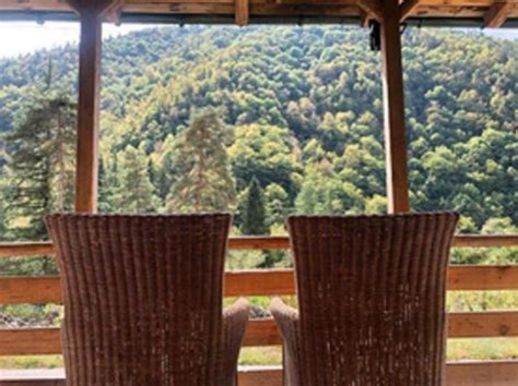 სამადგილიანი ნომერი აივნებით და ხედით მთაზე აივანზე ბუხრით