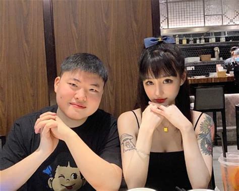 神滴好事将近？uzi女友发合照细节暴露，奥咪咪这黑丝铅笔腿绝了