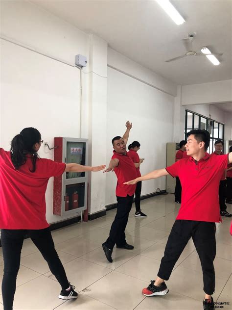 献礼国庆节 明天更美好 苏州市吴中技师学院