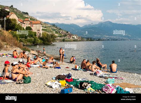 Les gens se détendre au bord de la lac Lausanne Suisse Europe Photo Stock Alamy