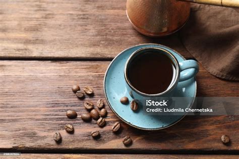 터키 커피 나무 테이블 위에 갓 내린 음료와 콩이 놓여 있습니다 텍스트를 위한 공간 0명에 대한 스톡 사진 및 기타 이미지 0명 갈색 도예 Istock