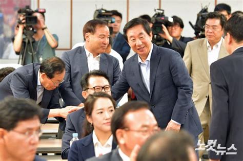 원외당협위원장들과 인사하는 김성태 노컷뉴스