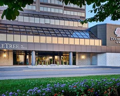 Doubletree By Hilton Windsor Hotel And Suites Updated 2024 Prices And Reviews Ontario