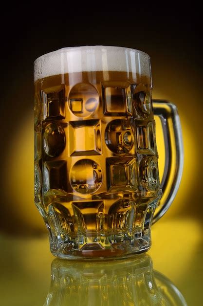 Une Tasse De Bière Légère Sur Fond Noir Photo Gratuite