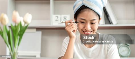 아침에 일을 준비하기 위해 화장과 머리를 하는 반 일본 여성 페이셜 케어 및 화장품 화장 거울 샤워를 하고 화장을 하고 옷을 입고 출근 준비 20 24세에 대한 스톡 사진