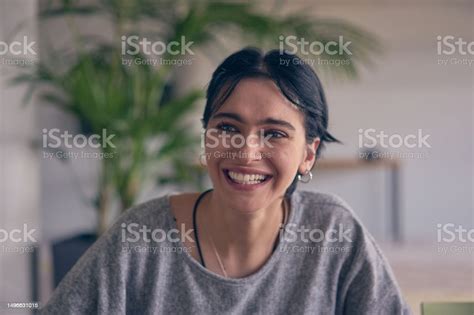 현대적인 사무실에서 안경을 쓴 젊은 미소 사업가는 동료들에게 다양한 비즈니스 아이디어를 자신있게 설명하고 제시하여 전문성과