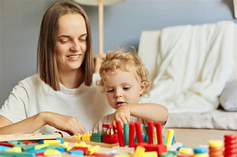 장난기 넘치는 유아 활동 다채로운 유치원 게임 창의적 개발을 위한 나무 블록 집에서 게임 활동을 하는 어린 딸과 놀고 있는 행복한 엄마 2 3 살에 대한 스톡 사진 및 기타