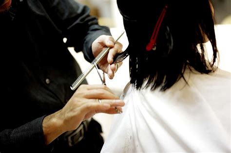 フリーランス美容師になるために必要な手続きや準備は？開業届の出し方や確定申告について解説！ Kamiu カミーユ
