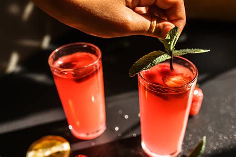 바리스타는 신선한 재료인 딸기와 민트로 만든 맛있고 영양가 있는 딸기 아침 스무디에 신선한 민트 잎을 추가합니다 0명에 대한 스톡 사진 및 기타 이미지 Istock