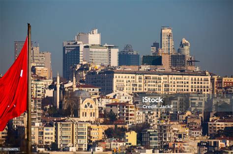 보스포러스 해협을 가로지르는 터키 국기와 이스탄불 의 도시 경관 0명에 대한 스톡 사진 및 기타 이미지 0명 건축 고대의
