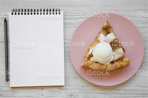 핑크 플레이트에 아이스크림 흰색 나무 표면에 빈 메모장 상단 보기에 집에서 만든 애플 파이의 슬라이스 평평한 누워 위에서 가을에 대한 스톡 사진 및 기타 이미지 Istock