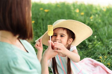 엄마와 함께 피크닉을 하는 밀짚모자를 쓴 귀여운 소녀 여름 가족 개념 사탕에 대한 스톡 사진 및 기타 이미지 사탕 아이 어머니 Istock