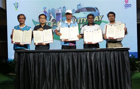 Dukung Ekosistem Kendaraan Listrik Di RI PLN Gandeng Produsen Kendaraan Listrik Jakartanews Id