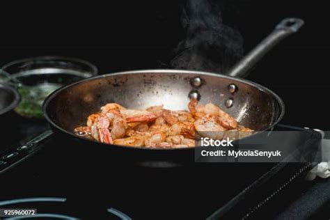 프라이팬에 새우 음식의 열 처리입니다 식당에서 전기 밥 솥 감자 칩에 대한 스톡 사진 및 기타 이미지 감자 칩 건강한 식생활 검은색 Istock