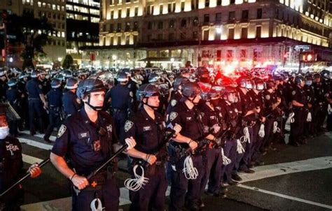 美国黑人弗洛伊德死亡事件，为什么会演变成严重的骚乱？凤凰网