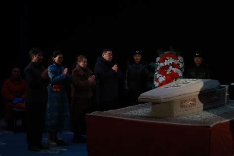 Фото Монголын Сэтгүүлчдийн Нэгдсэн Эвлэлийн Ерөнхийлөгч Ө Отгонбаатар агсантай салах ёс