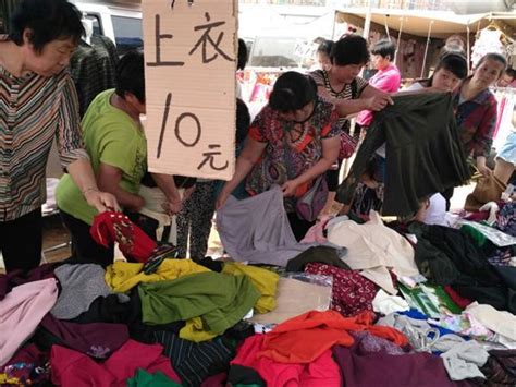 農村大集上「10元一件」的衣服，隨便挑隨便試，生意火爆很受農村人歡迎 每日頭條