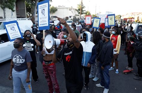 Update 2 L A Sheriffs Deputies Fatally Shoot Black Man After