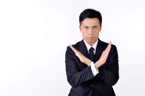 [フリー写真] 腕をクロスさせてバツを作る日本人のビジネスマンでアハ体験 Gahag 著作権フリー写真・イラスト素材集