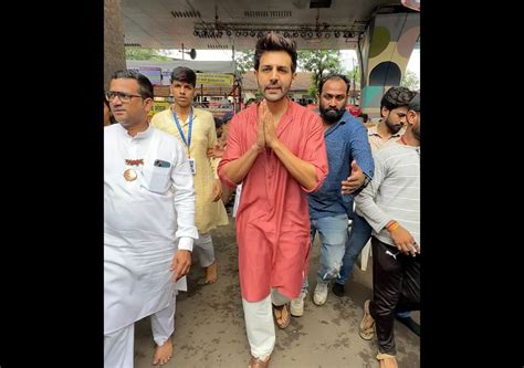 Ganesh Chaturthi 2023 Kartik Aaryan Visits Lalbaugcha Raja On The