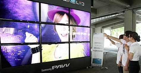 보아·소녀시대 3d 뮤비 감상하는 관람객들