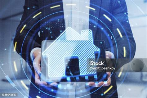 흐릿한 사무실 내부에 빛나는 집 아이콘태블릿을 들고 사업가 의 손을 닫습니다 스마트 홈 및 혁신 개념 이중 노출 3차원 형태에 대한 스톡 사진 및 기타 이미지 Istock