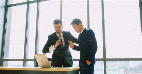 두 명의 사업가가 사무실 회의실에서 프로젝트 전략에 대해 이야기합니다 사업가는 재무 데이터 보고서에 대한 대화와 조언을 하면서