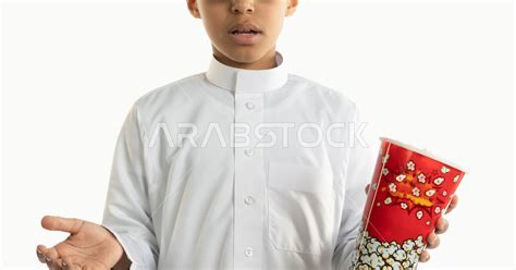 بورتريه لولد صغير خليجي سعودي يرتدي نظارات ثلاثية الأبعاد، يستمتع
