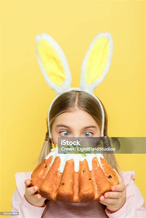 노란색에 고립 된 부활절 케이크를보고 토끼 귀와 귀여운 아이 귀여운에 대한 스톡 사진 및 기타 이미지 귀여운 노란색 배경