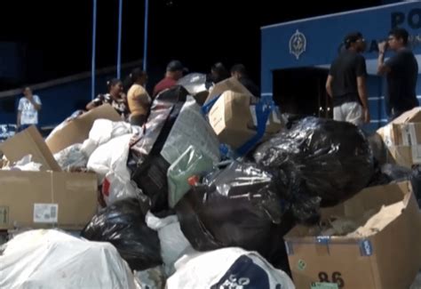 JOGA FORA NO LIXO SEM COLETA POPULAÇÃO DE CANDEIAS PROTESTA JOGANDO O LIXO NAS RUAS SBT